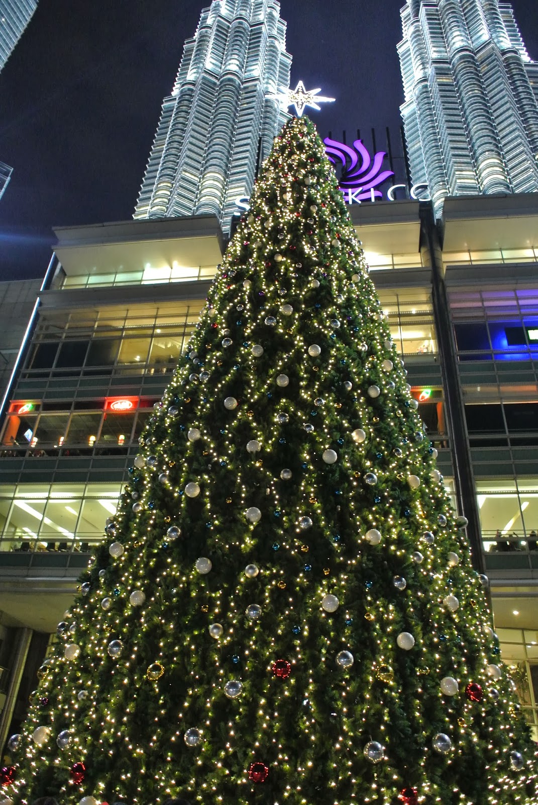 Suria KLCC Lights Up Tallest Christmas Tree