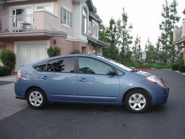 blue toyota prius