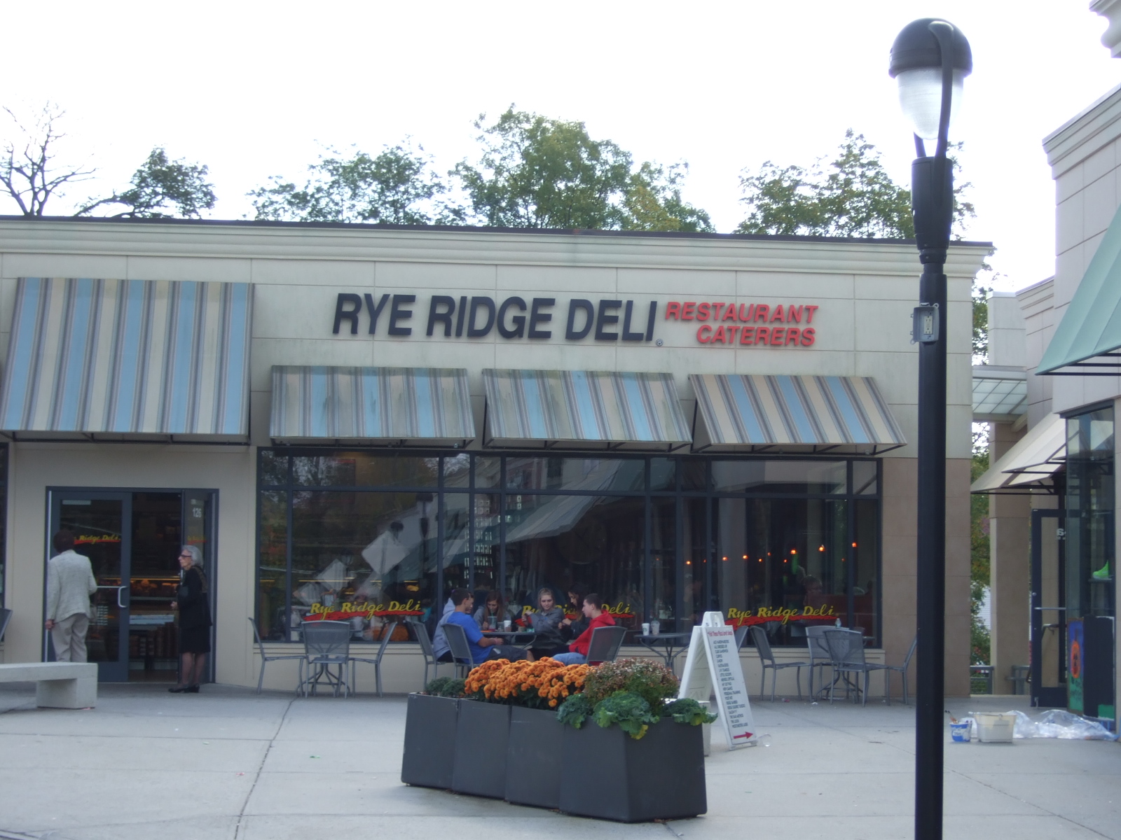 この青い空 コネチ: RYE RIDGE DELI デリ