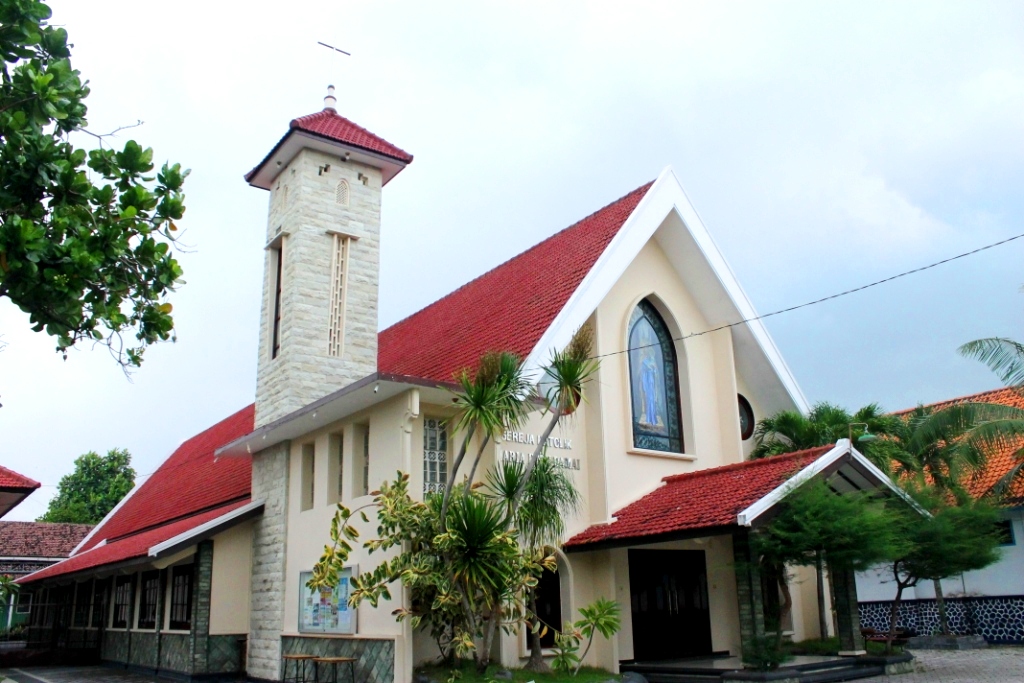 Fotografi Gereja Katolik di Indonesia: Gereja Katolik Maria Ratu Damai ...