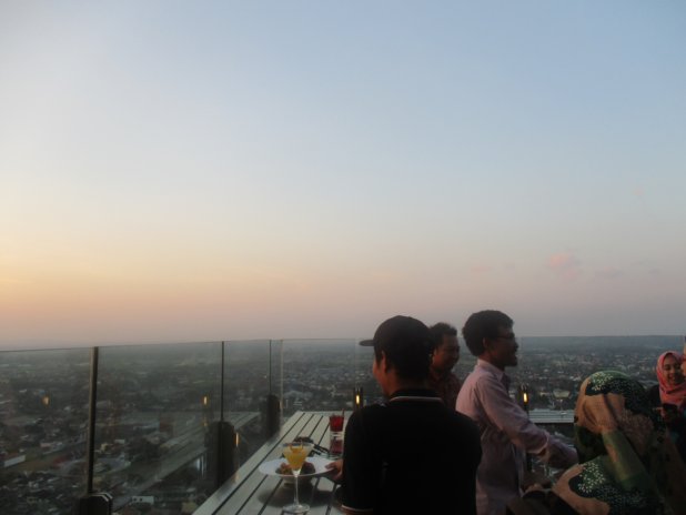 Agra Rooftop Alila, Tempat Terbaik Menikmati Sunset Di Kota Solo ...