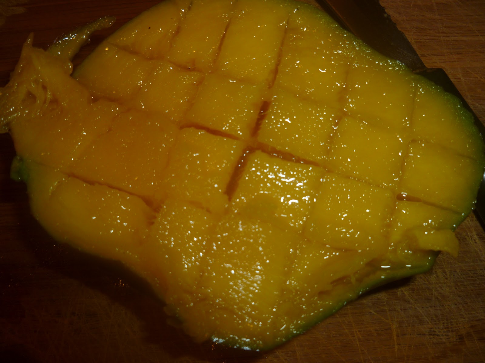 MOM'S QUICK TIP OF THE WEEK - HOW TO CUT UP A MANGO - Mama to 6 Blessings