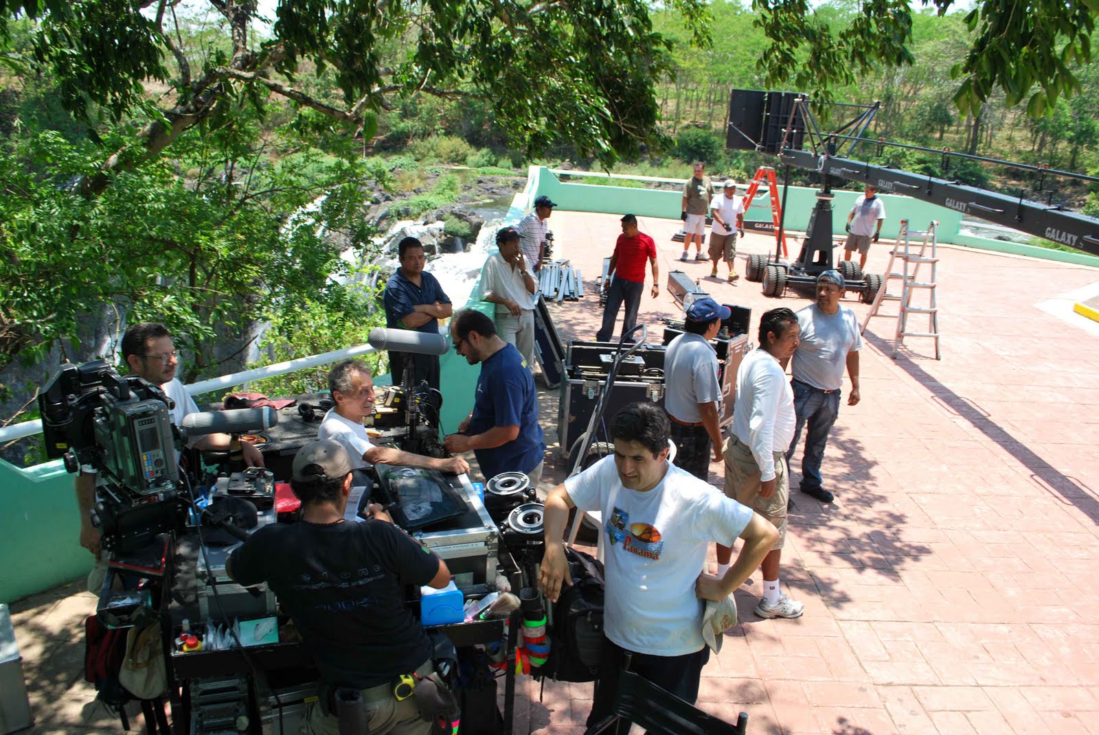 EN LOS TUXTLAS: FILMAN LA HIJA DE MOCTEZUMA EN EL SALTO DE EYIPANTLA.