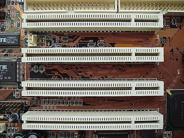 BugWorkShop - 甲蟲工作室: PCChips M572 V1.2 Socket 7 主機板（Motherboard）
