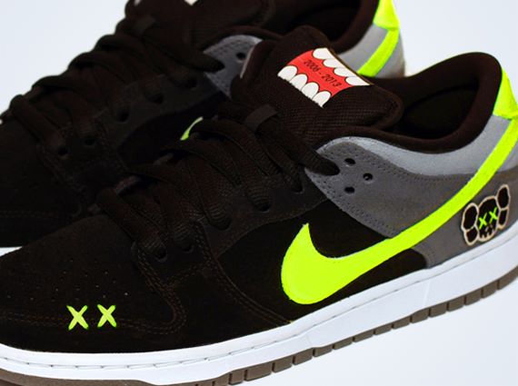 round about: A tribute KAWS Nike SB Dunk Low!