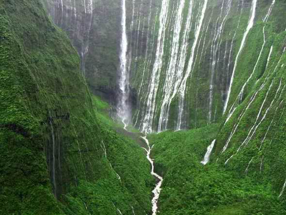 THE WORLD OF INTERESTING FACTS: Wall of Tears - Waihee Valley - Maui