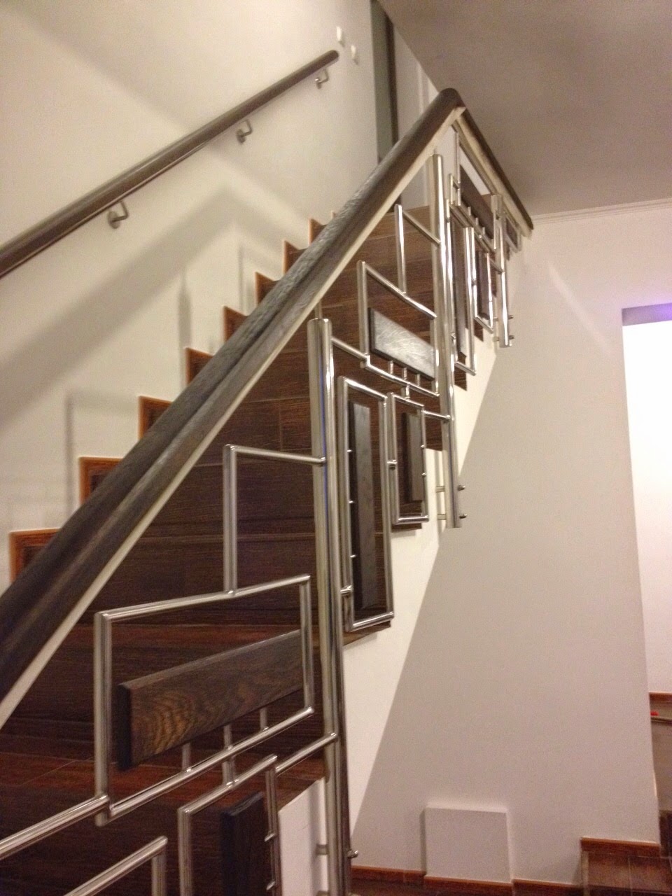 Balustrada inox cu mana curenta si insertii din lemn masiv - Zone Inox