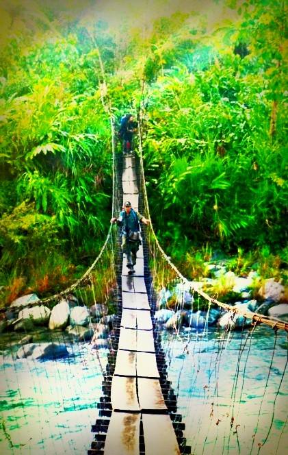 Lentera Merah: Ketika kaki Patah dan Napas Putus di Gunung Patah