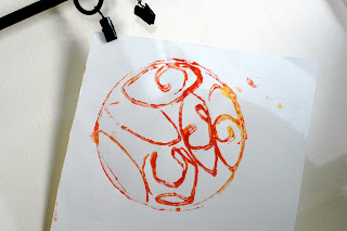 create (with kids): plastic lid printmaking - FreshlyPlanted