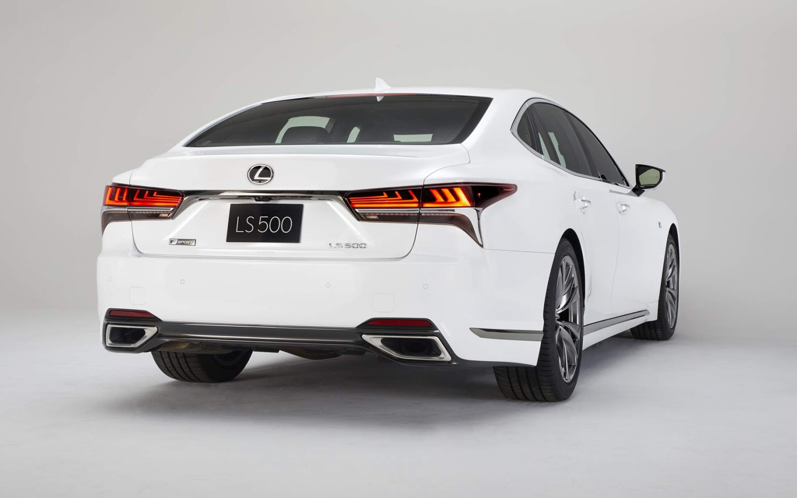 Novo Lexus LS 500 F Sport chega enfeitado esportivamente