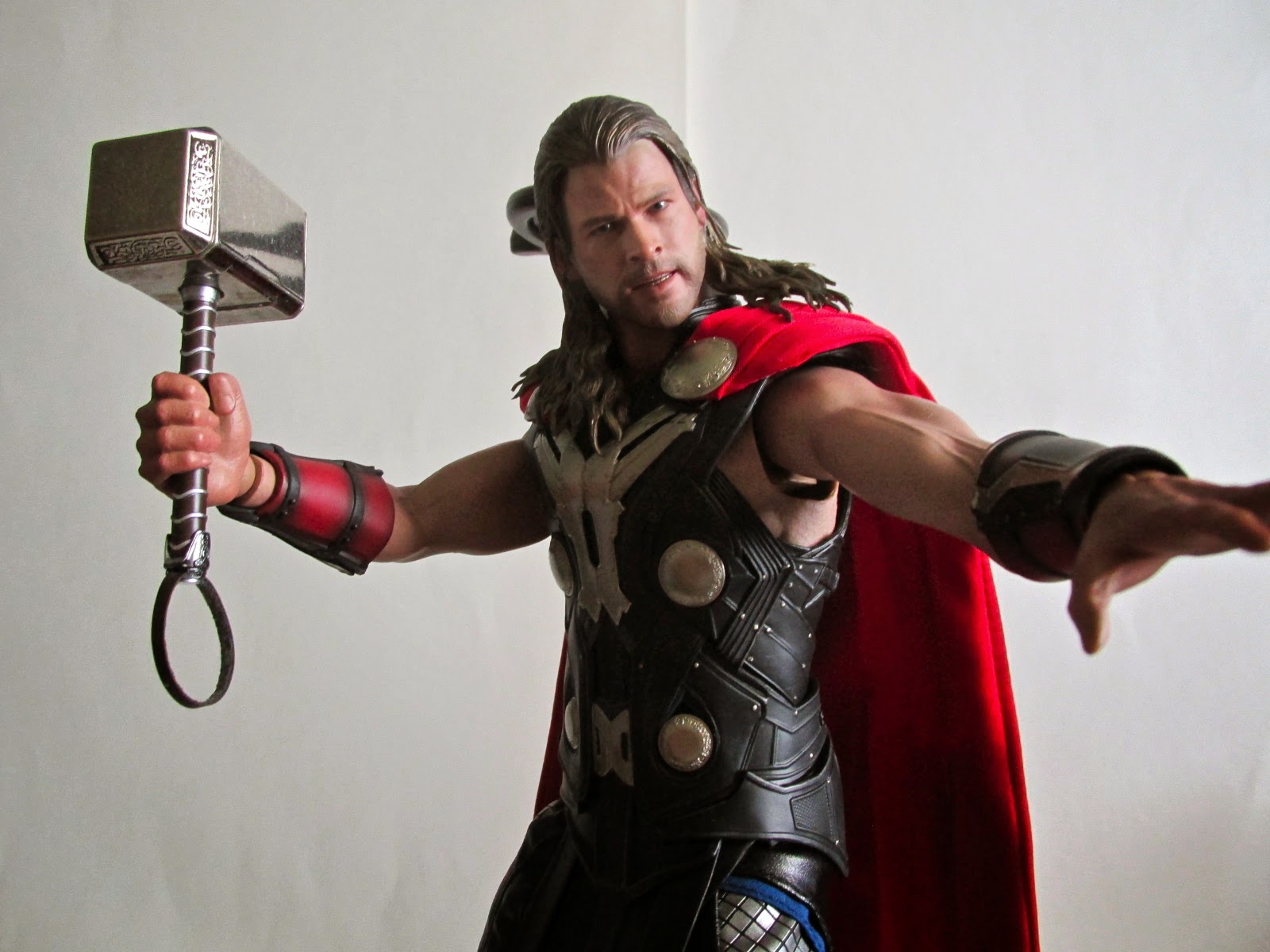 Hot Toys 1/6th scale Thor: The Dark World: Asgardian Light Armor Thor ...