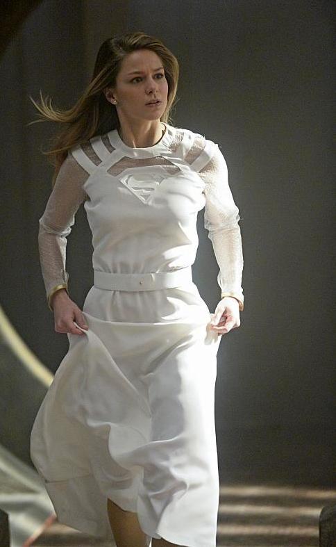 SNEAK PEEK : "Supergirl: For The Girl Who Has Everything"