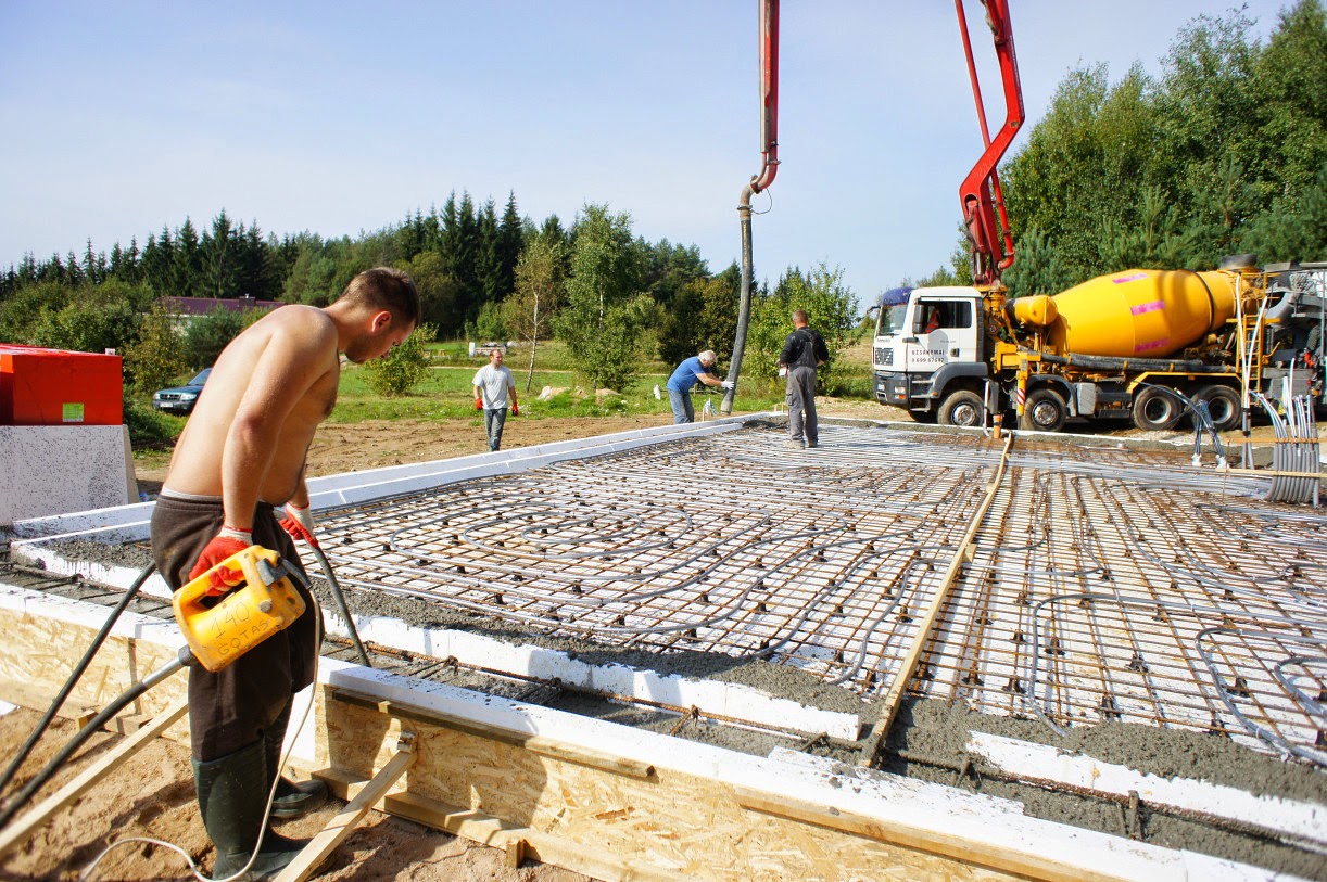 A-namas. Statome patys: Plokštuminio pamato betonavimas