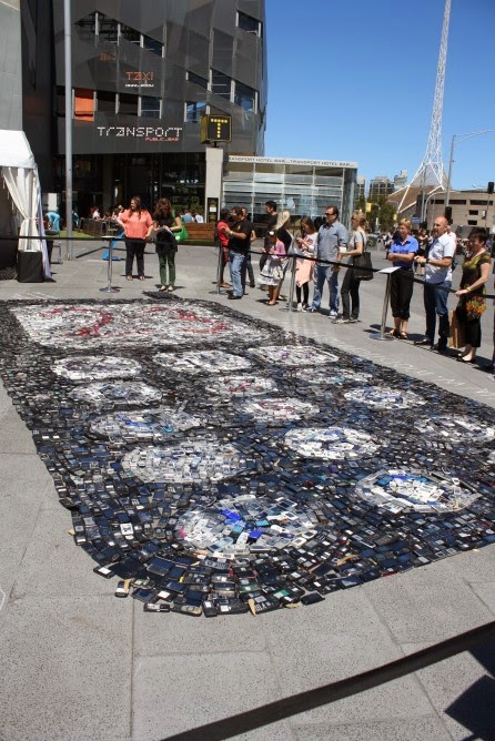 Amazing Installation from a Thousands of mobile phones [video] - Art'einsky
