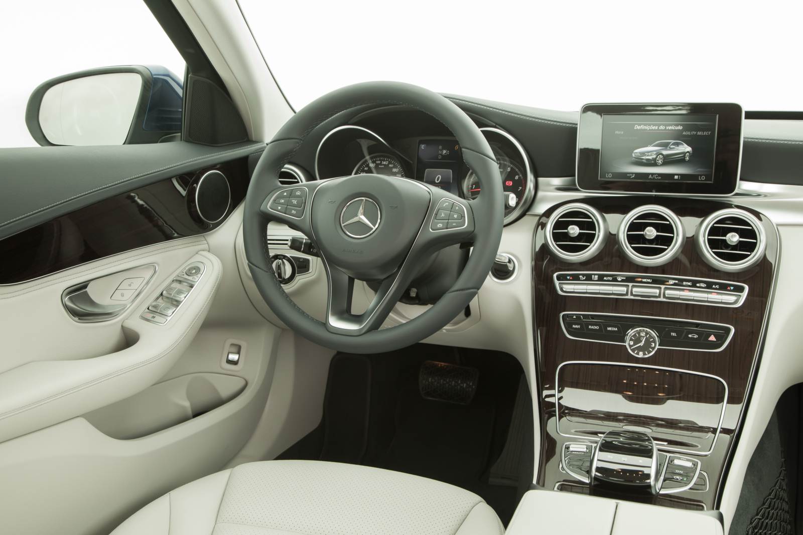 Novo Mercedes-Benz C180 2015: Avantgarde e Exclusive