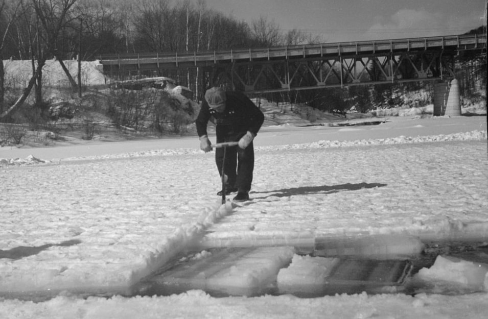 Vintage Photographs Capture the Ice Cutting Process on the Ottauquechee ...