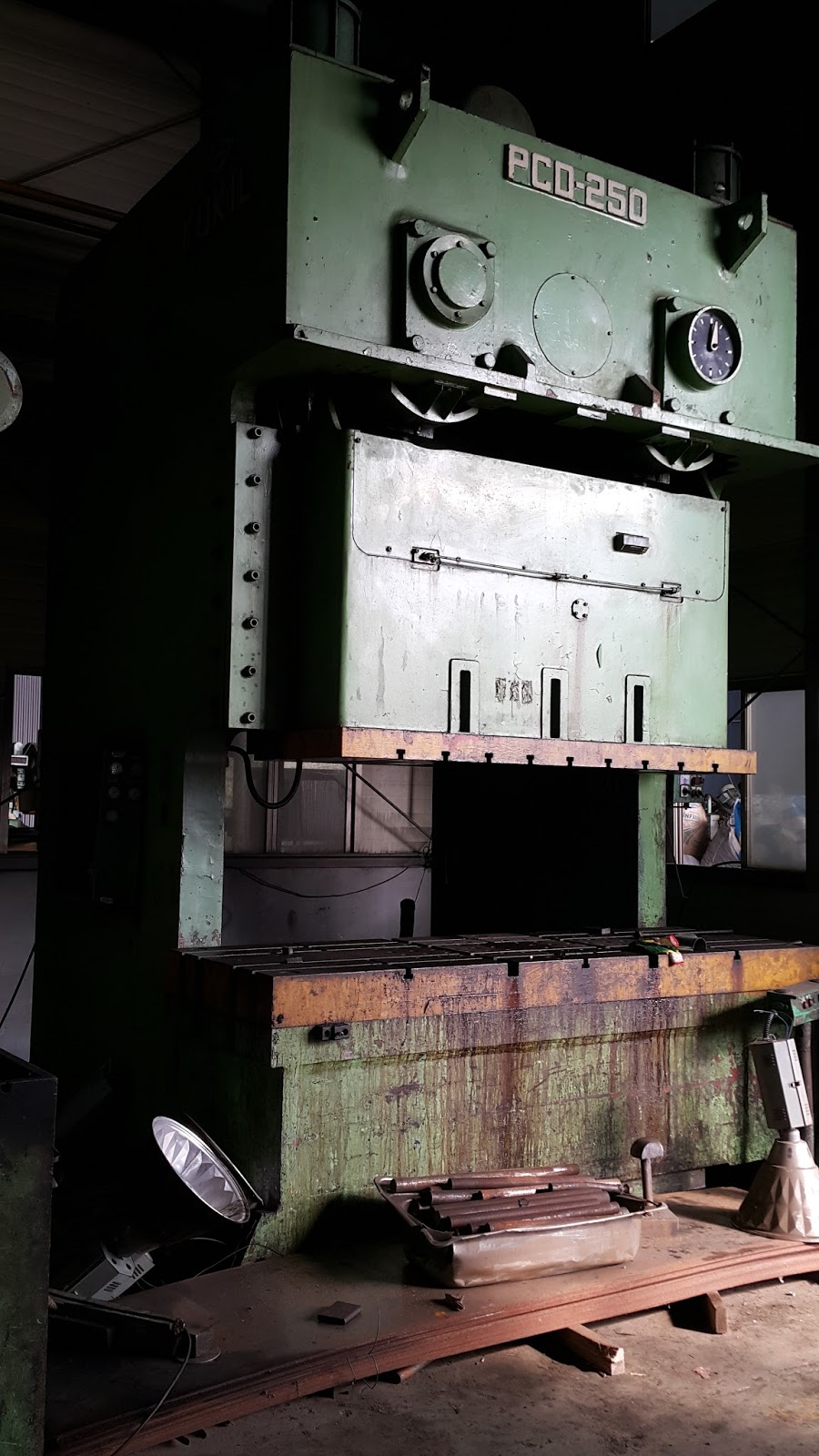 신영트레이드(sytrade): 중고 국일 PCD250톤 메커니컬프레스 판매합니다.