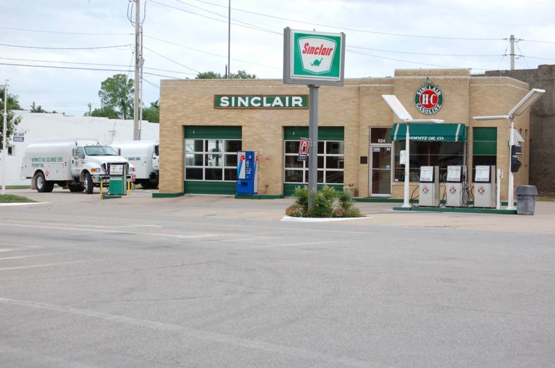 ON THE ROAD AGAIN: Sinclair Service Station - Perry, Oklahoma