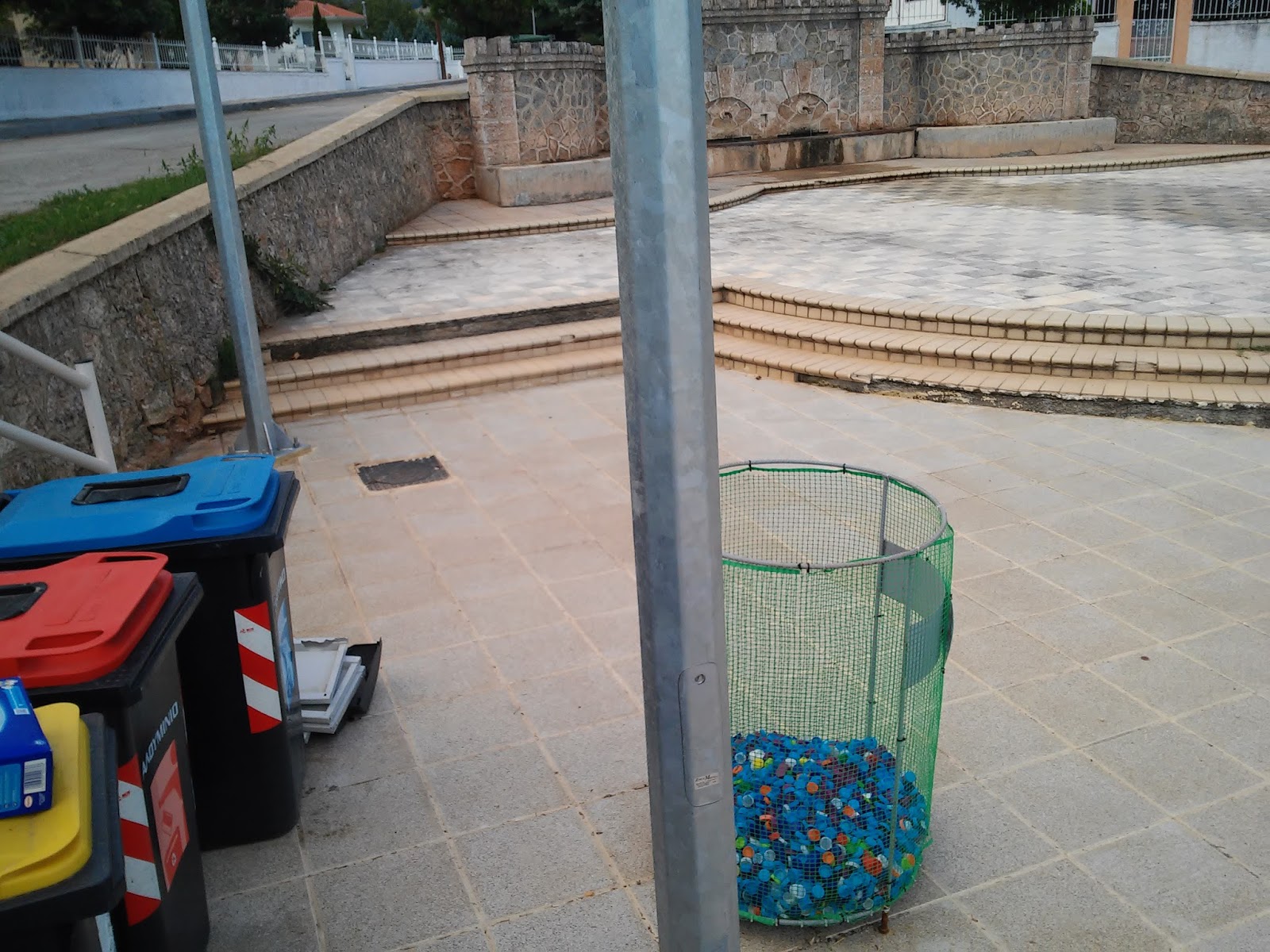 Και ο μικρός Χρηστάκης απο την Ξηρολίμνη συλλέγει πλαστικά καπάκια ...