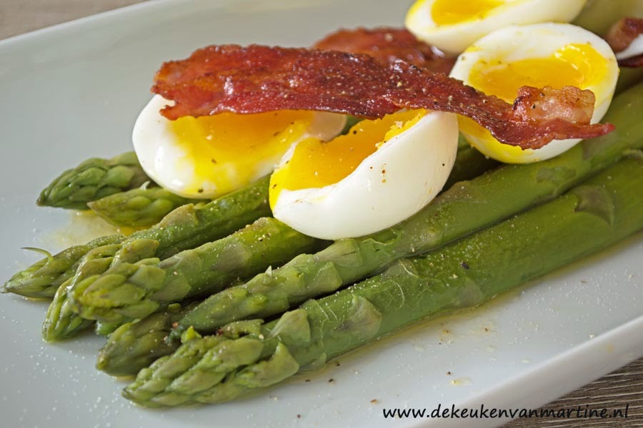 Groene asperges met ei en ontbijtspek