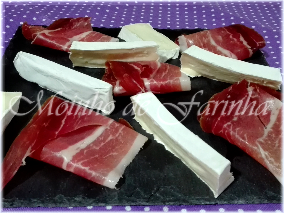 Moinho De Farinha: Entrada de Queijo Brie e Presunto