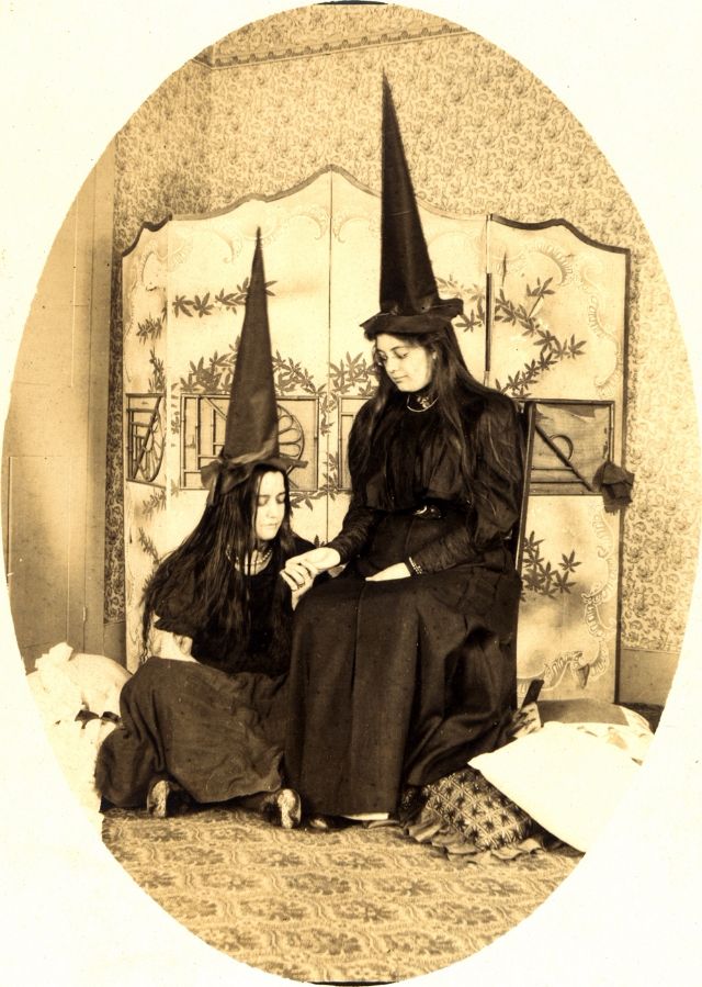 39 Interesting Photos That Capture Women in Witch Costumes From the ...
