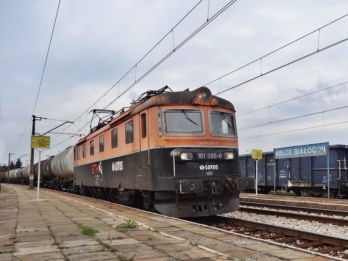 Škoda 181 088-6 z cysternami biegnie przez Białogon | Kolejowe Kielce