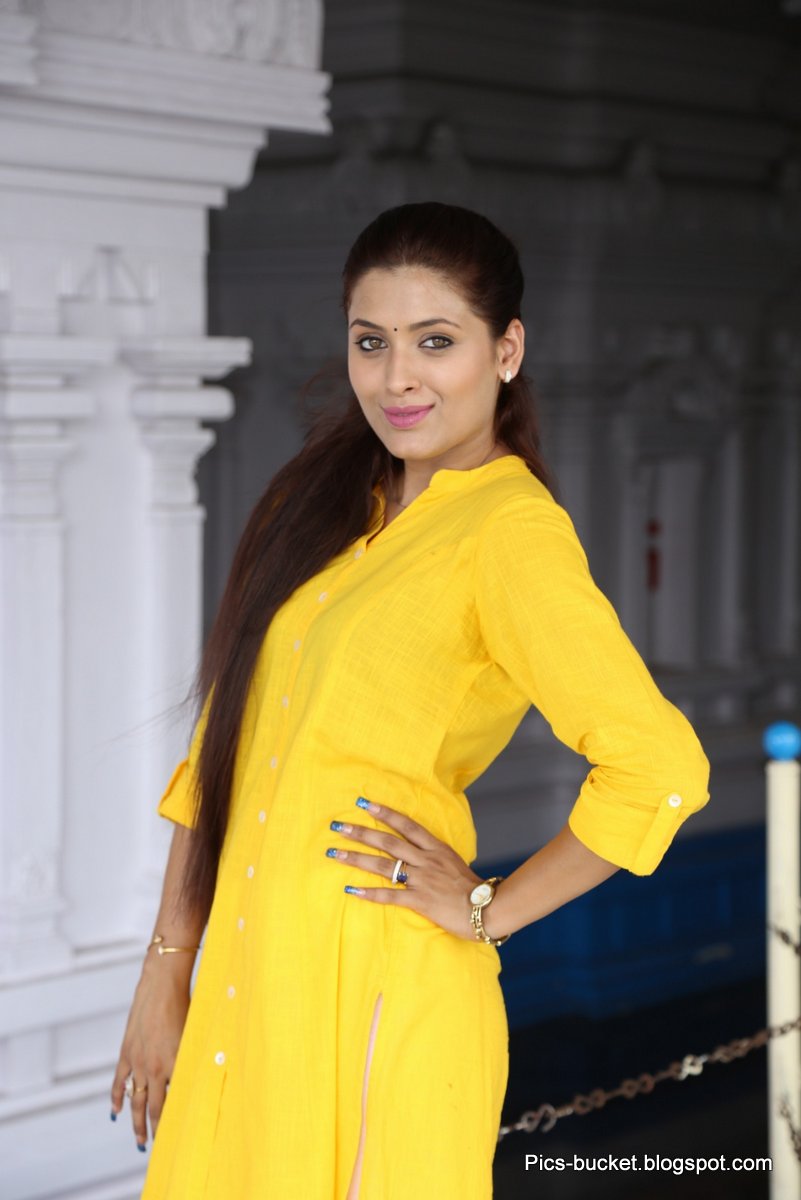 Actress Geetika Tyagi Latest HD Photos and Wallpapers - Cantik Sexy Hot