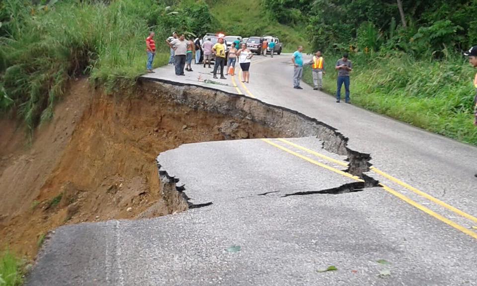 Hundimiento de la carretera Interamericana Sur, antes de llegar a Rio Claro