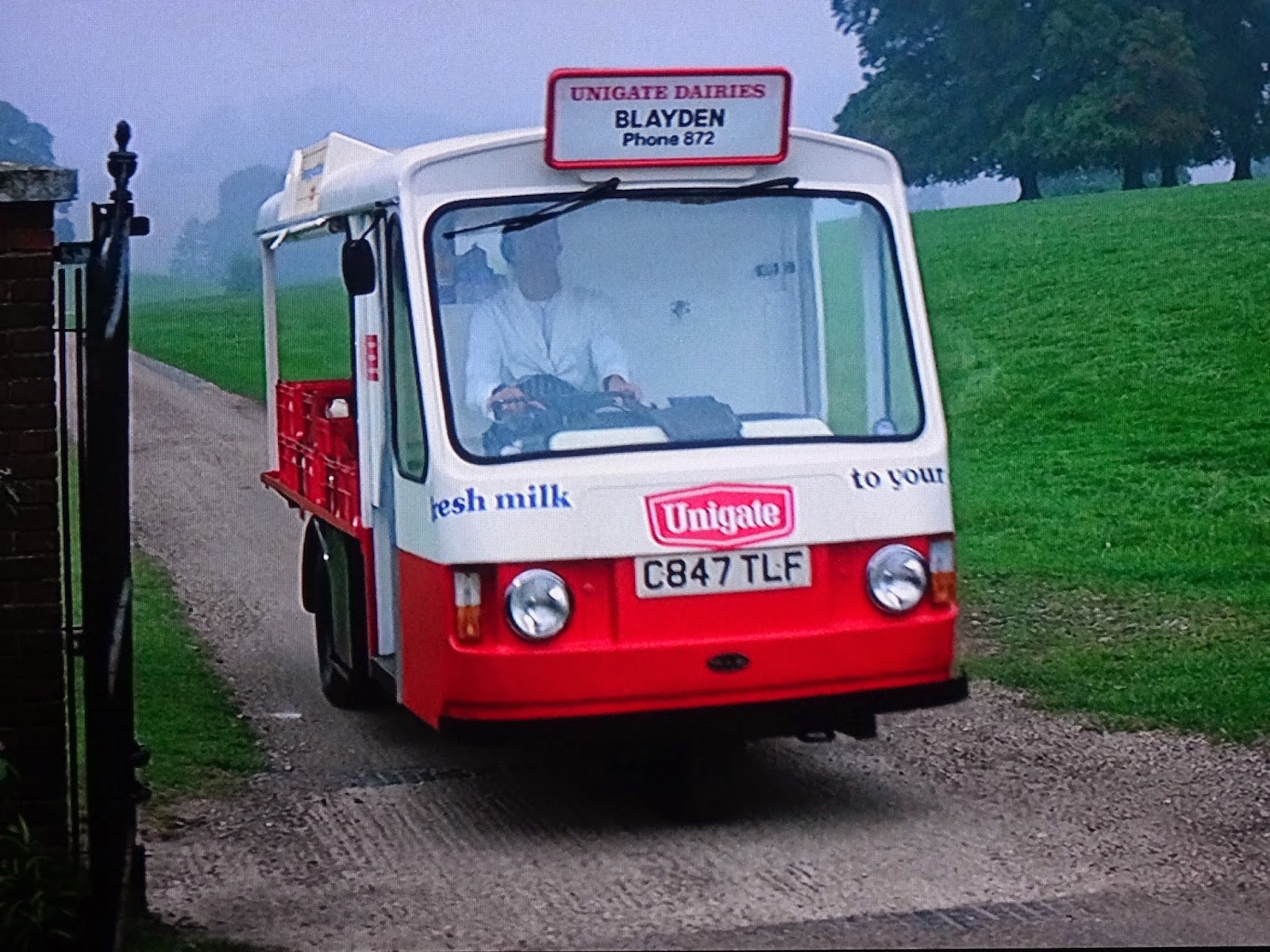007 TRAVELERS: 007 Vehicle: Wales and Edwards Rangemaster Milk Float ...