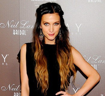 Par brunet cu varfuri, suvite blonde