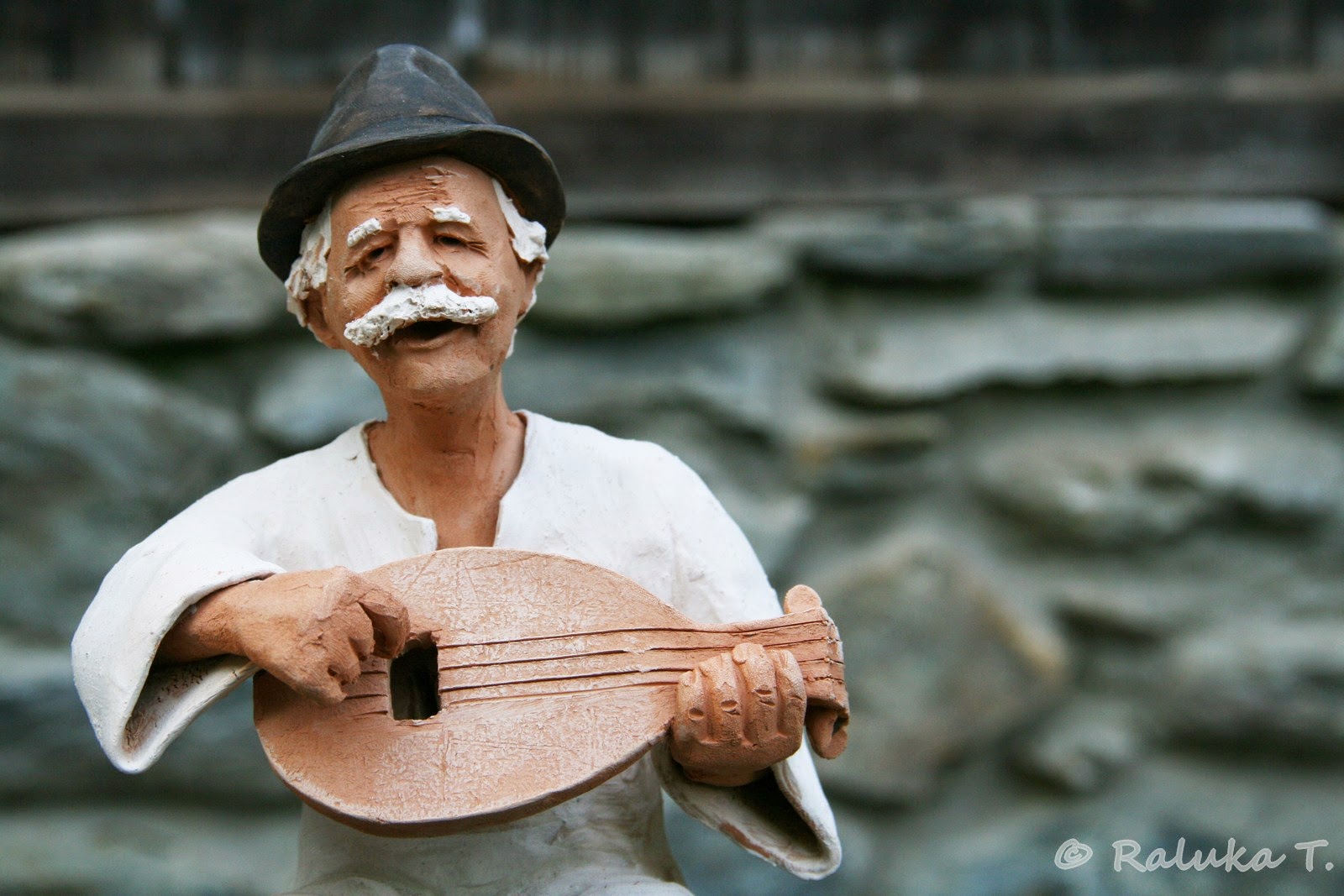 A world of colours: Figurine din lut