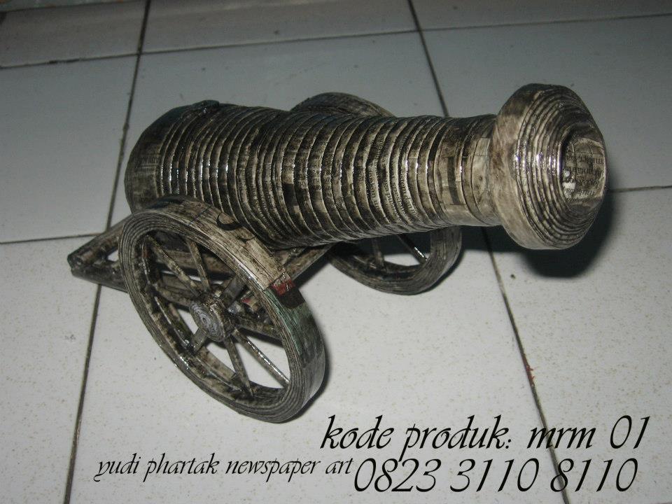 MINIATUR MERIAM KUNO DARI KORAN BEKAS