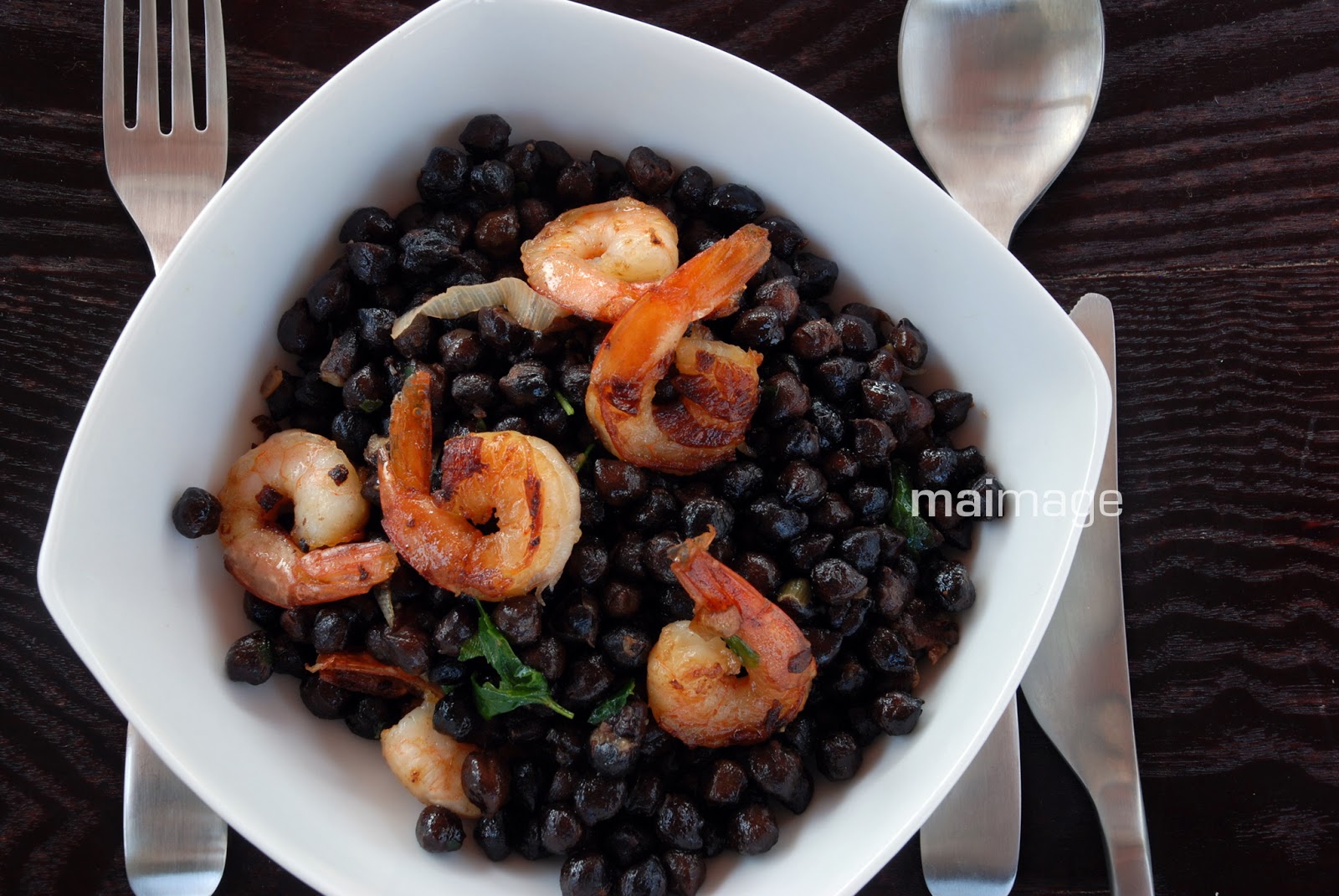 il colore della curcuma: Ceci NERI con mazzancolle e porri caramelati