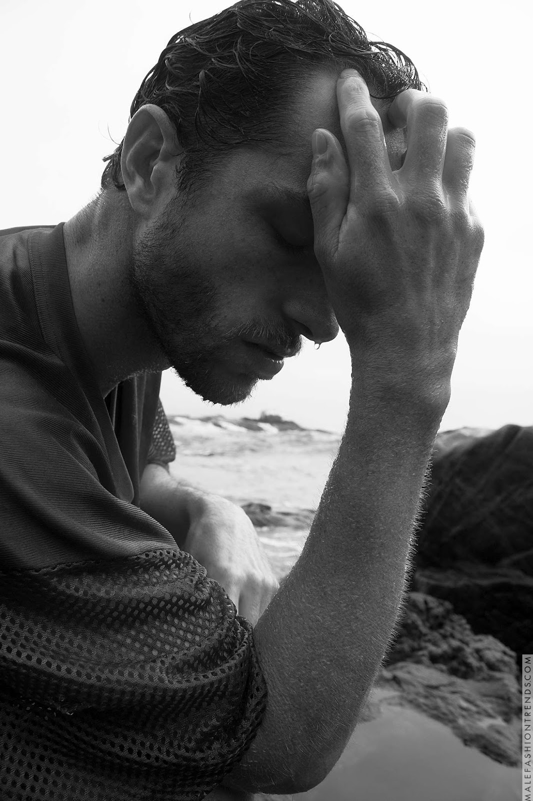 'Descend' una editorial con Caio Condi por Lester Villaroel