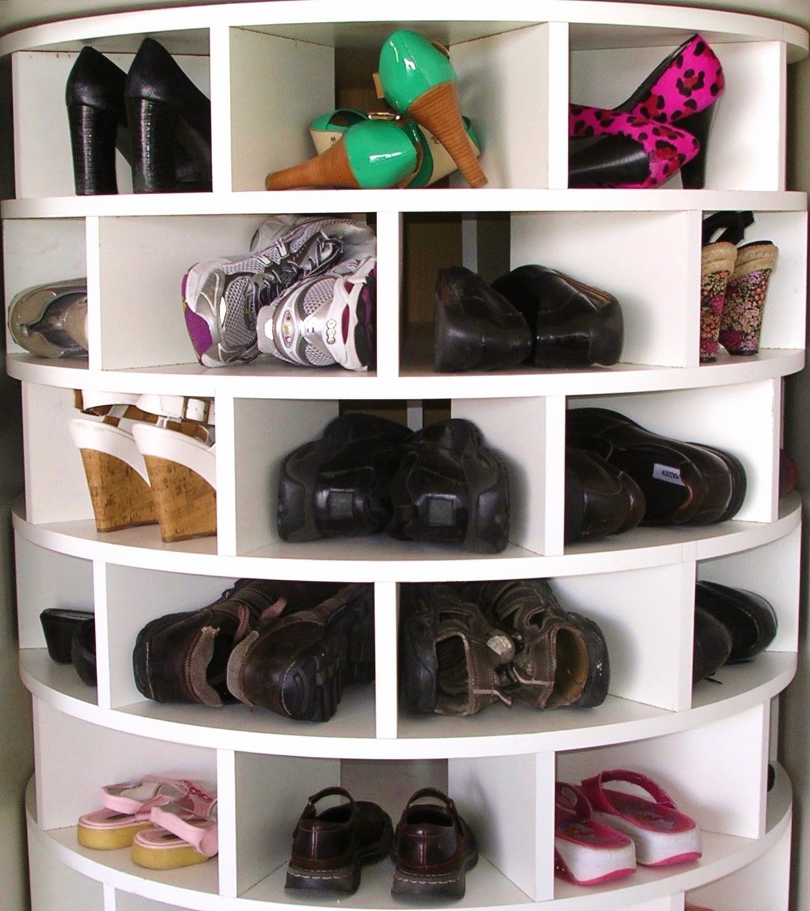 MODERN INTERIOR: Lazy Susan for Shoes | MODERN INTERIOR