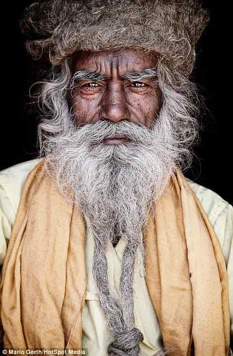 Photographs of Reclusive Hindu Holy Men | Hindu Blog