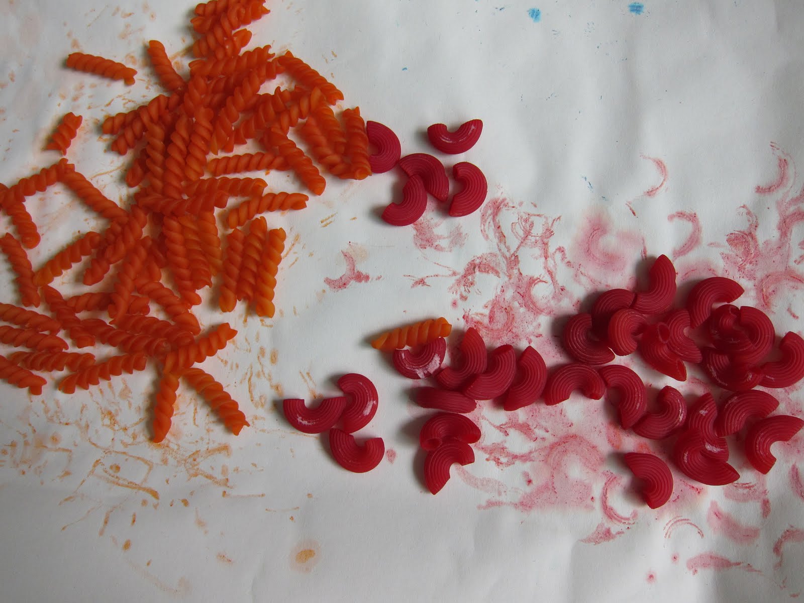 the arts and crafts experiment: Colourful Pasta Art