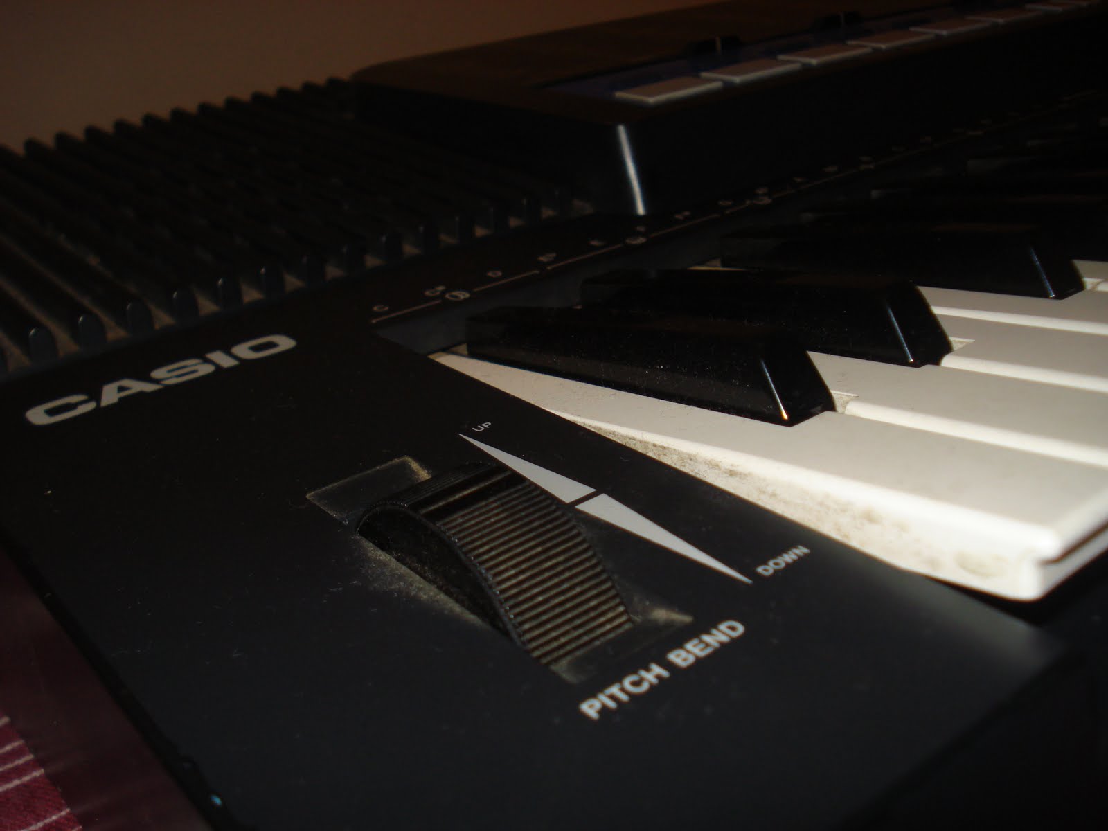 Teclado Casio CT-670 (possuí MIDI thru, out e in) ~ Casa da vó Anita