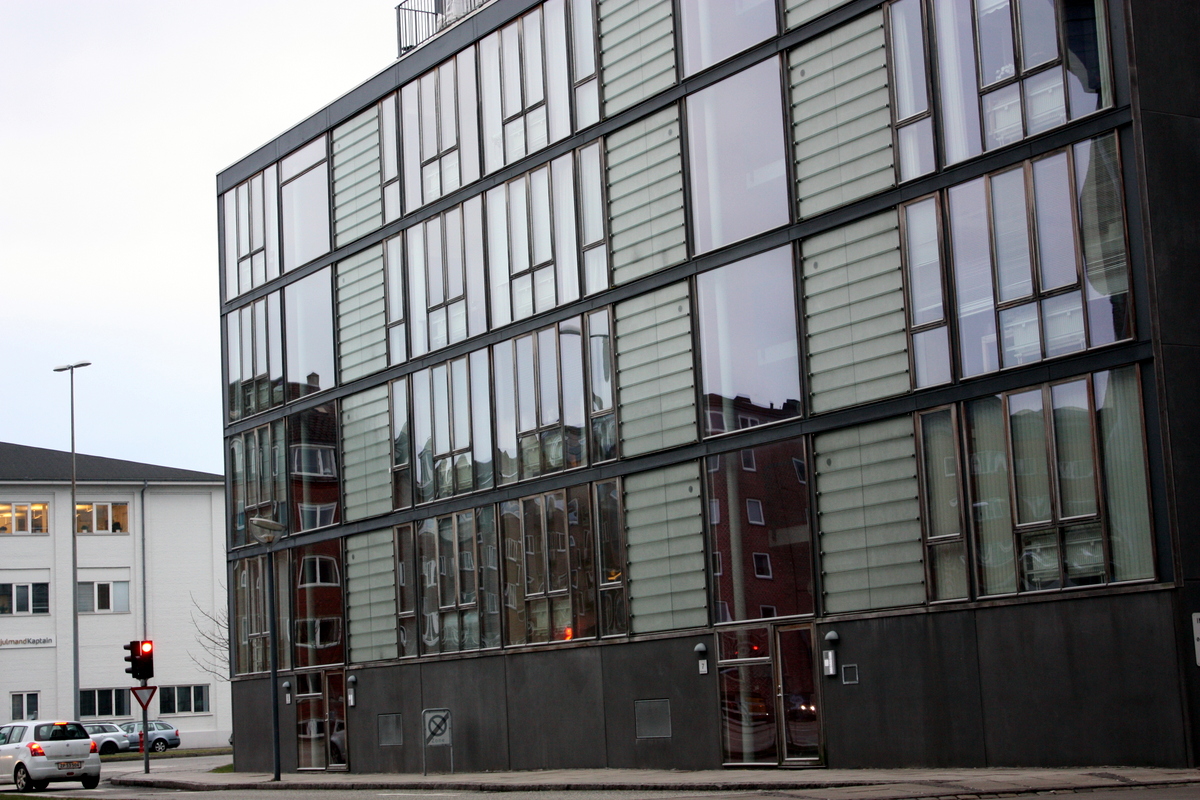 HusCompagniet på Kærhavebakken: Fliser er lagt