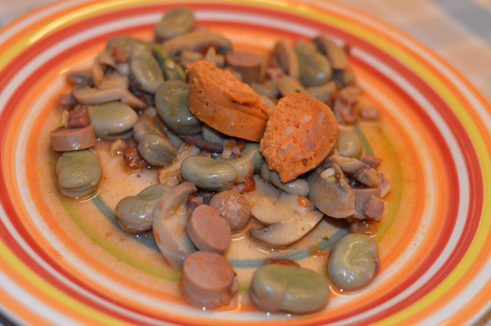 Favas com cogumelos e salsichas