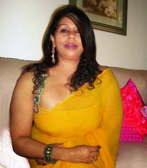 Desi Aunties Sizzling Cleavage Pictures: Hot Desi Aunty sleeveless blouse deep cleavage
