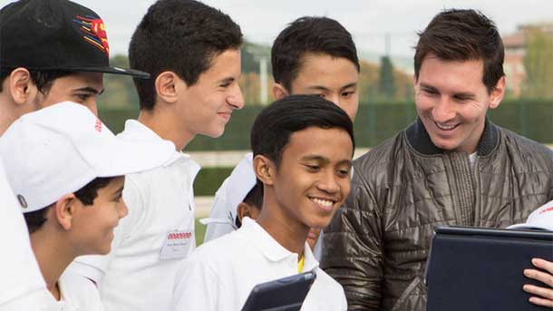 They continue the acts solidarios of the Foundation Messi