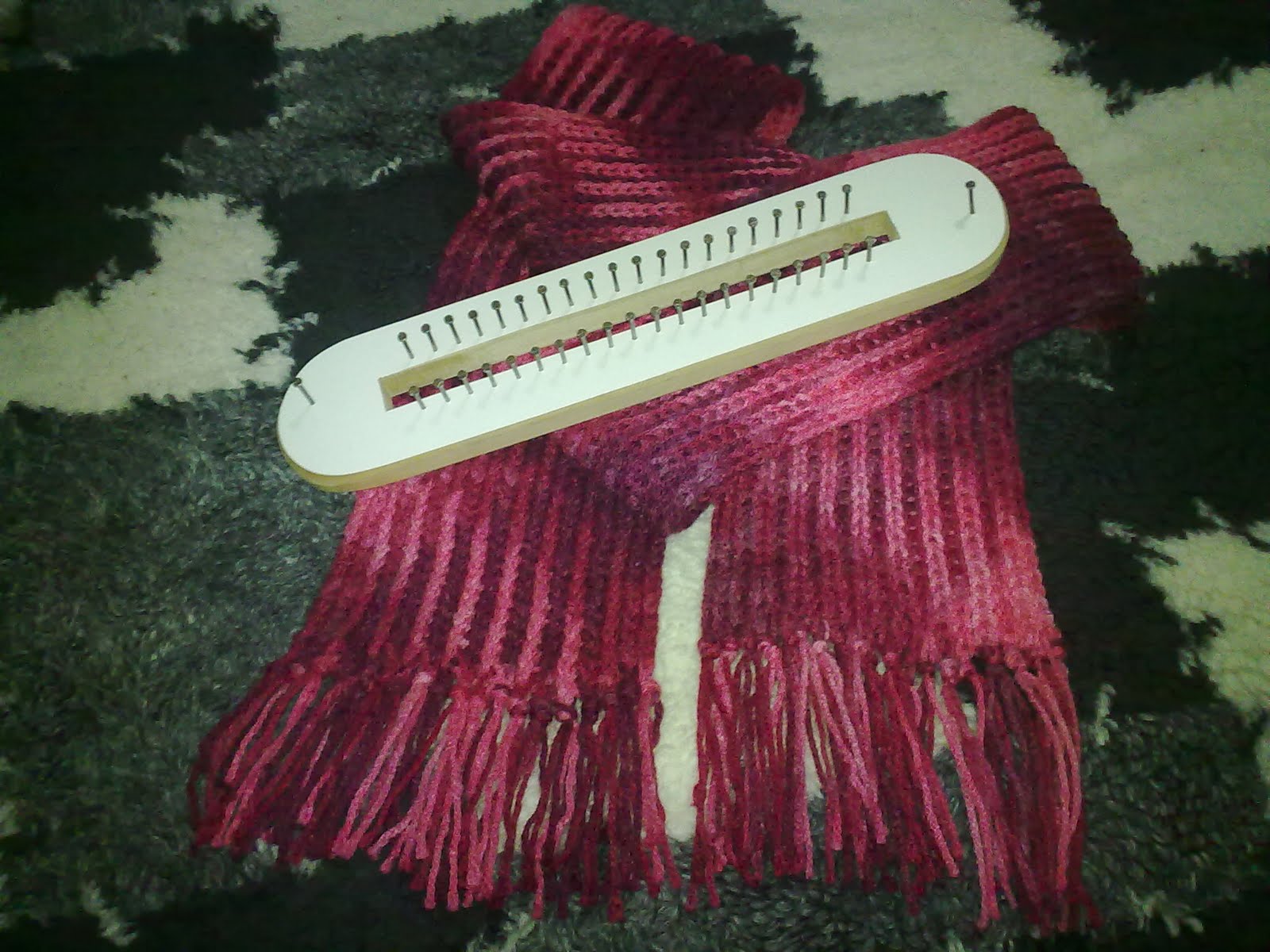 Akemi Artesanatos: Cachecol no tear de pregos