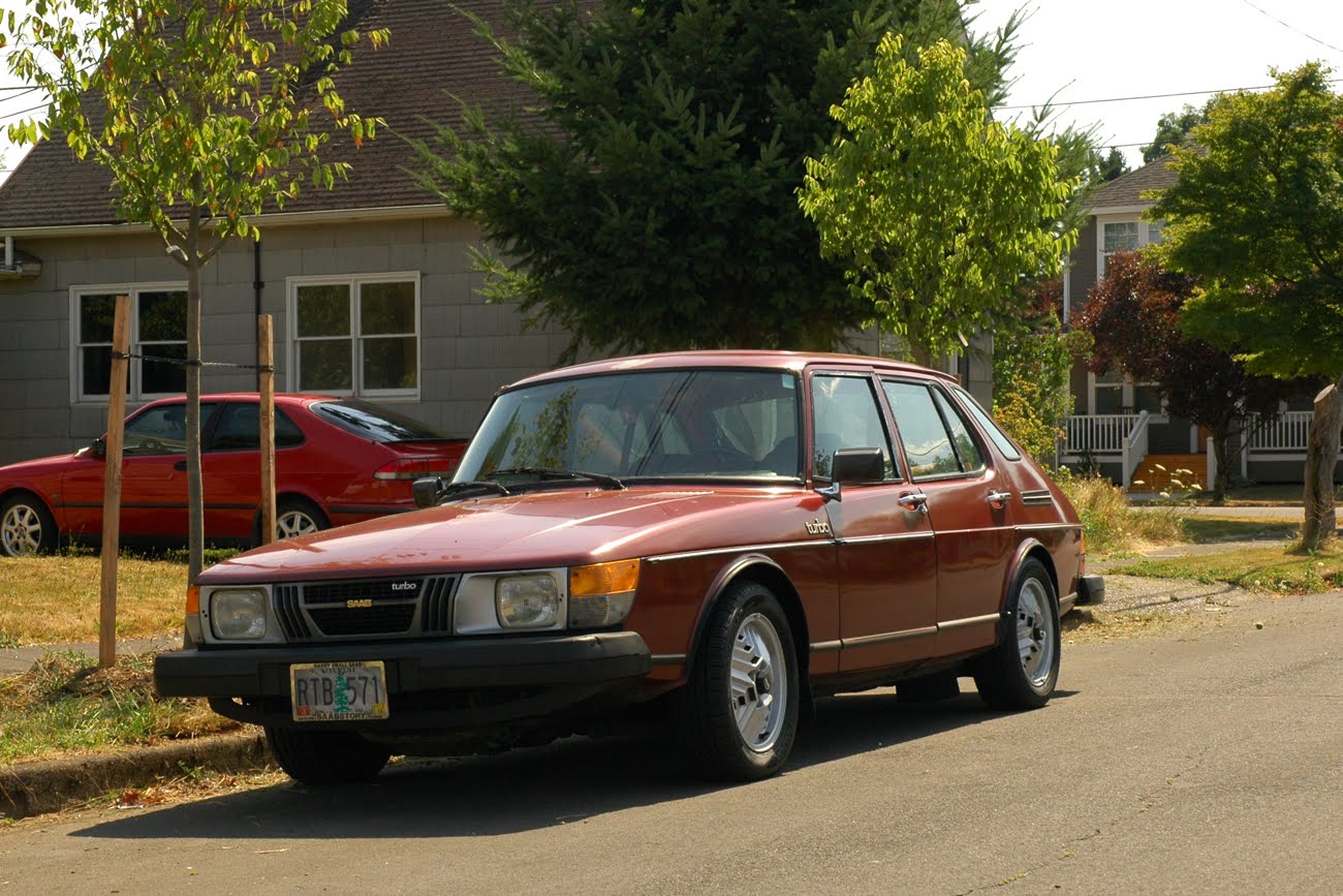 OLD PARKED CARS.: 1980 Saab 900 Turbo.