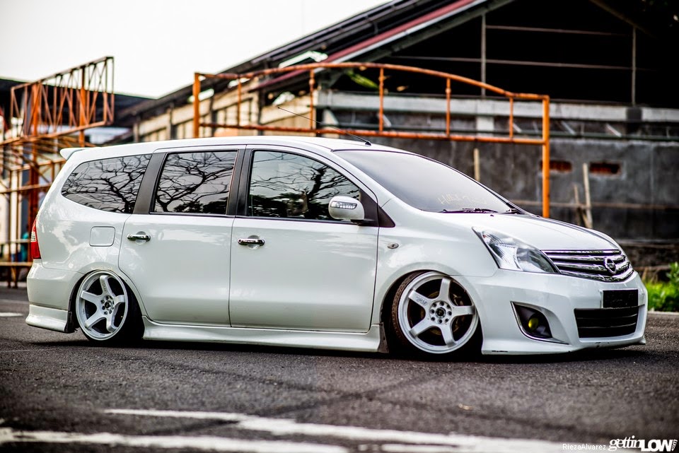 Modifikasi Nissan Grand Livina Putih Ceper Terbaru