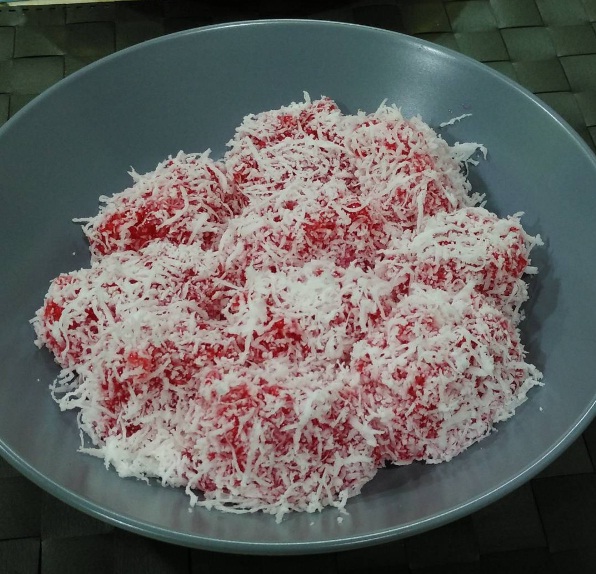 My day my life: Kuih Bronok / Nona Ros / Sagu Bersalut Kelapa