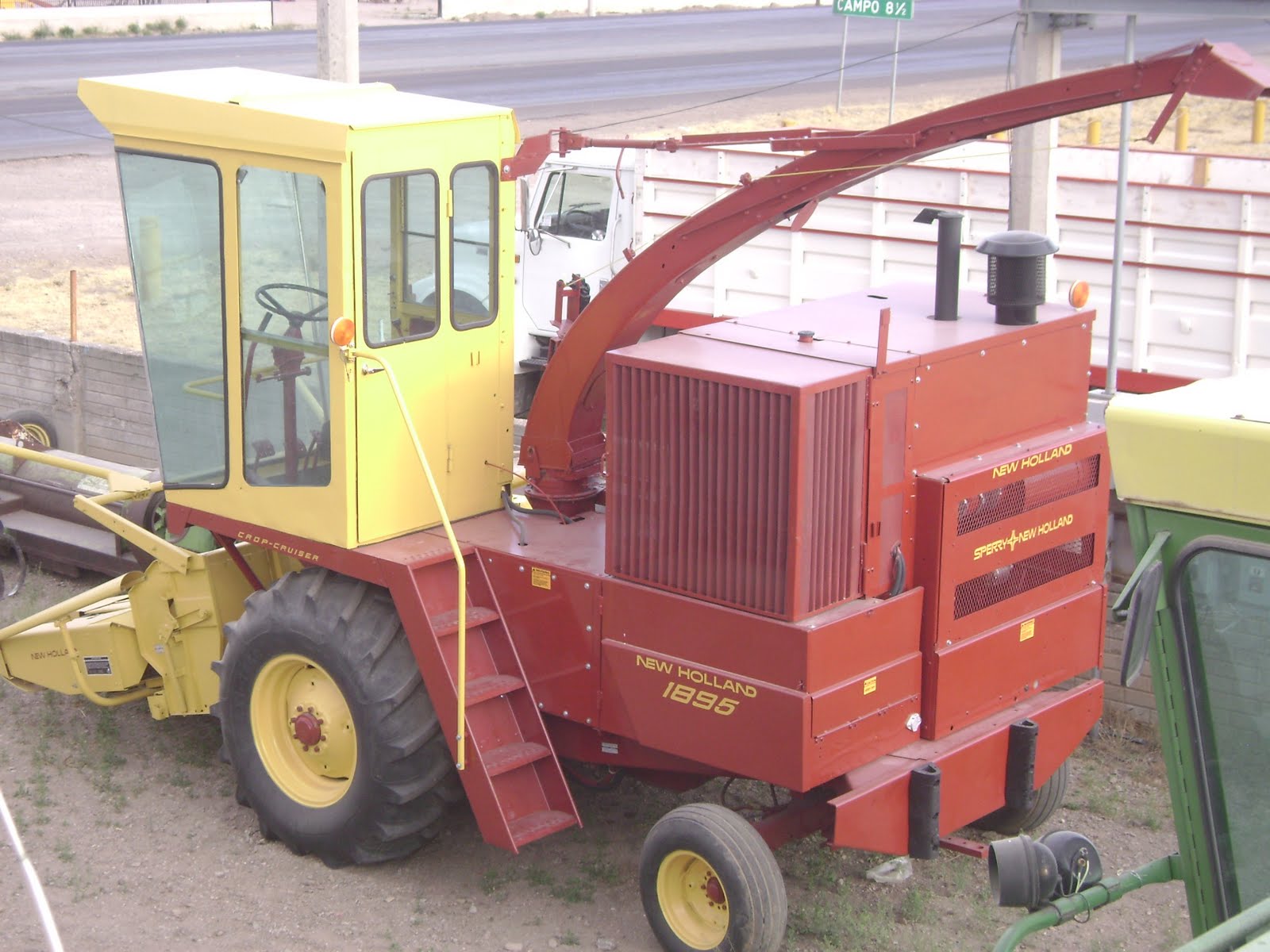maquinaria-agricola-industrial-ensiladora-autopropulsada-nh-1895