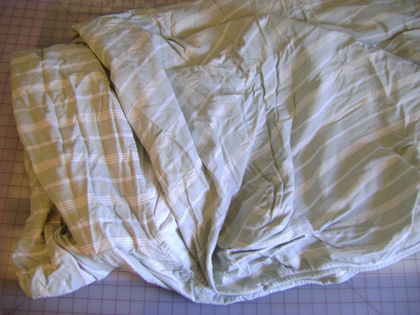 A Living Sacrifice: How to Fold a Fitted Sheet {Yes, you can do it!}