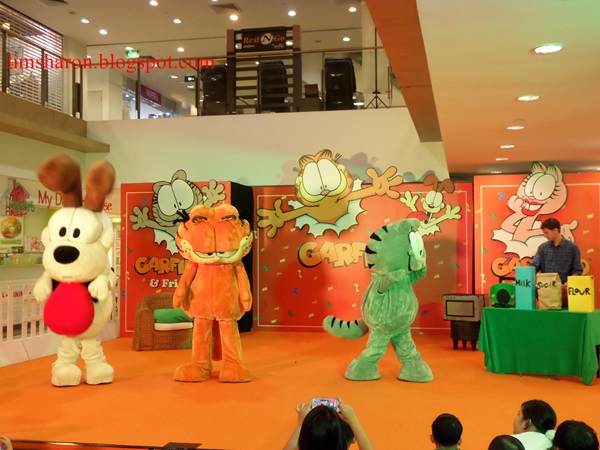 Somewhere in Singapore Blog: Meet & Greet ~ Garfield & Friends